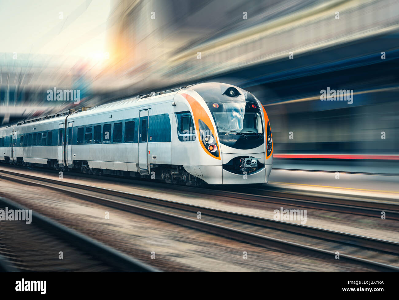 High-Speed-Zug in Bewegung am Bahnhof bei Sonnenuntergang in Europa ...
