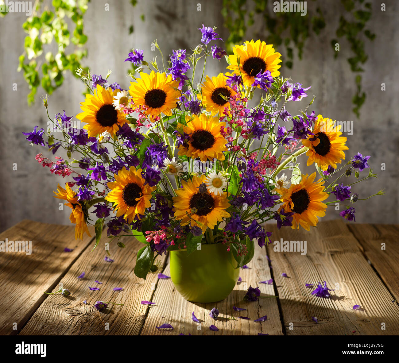 Blumenstrauß mit Sonnenblumen Stockfotografie - Alamy