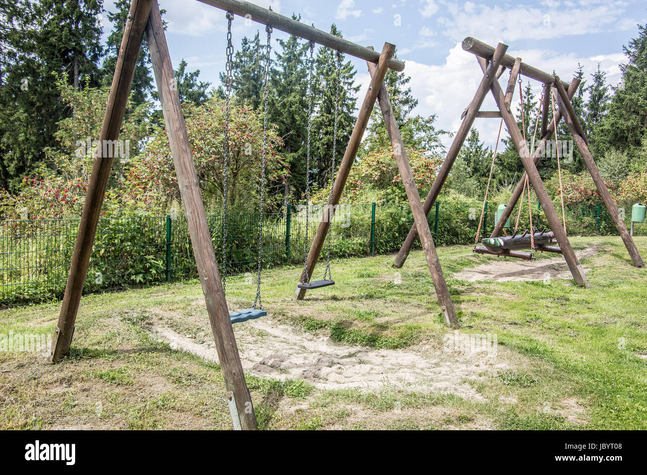 Kinderspielplatz Mit Schaukeln Und Wippe Stockfotografie - Alamy