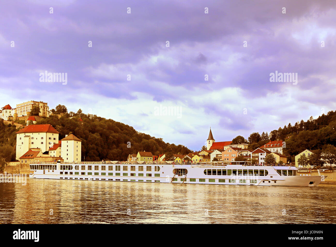 Donau Schiff in Passau, Version 1 Stockfotografie - Alamy