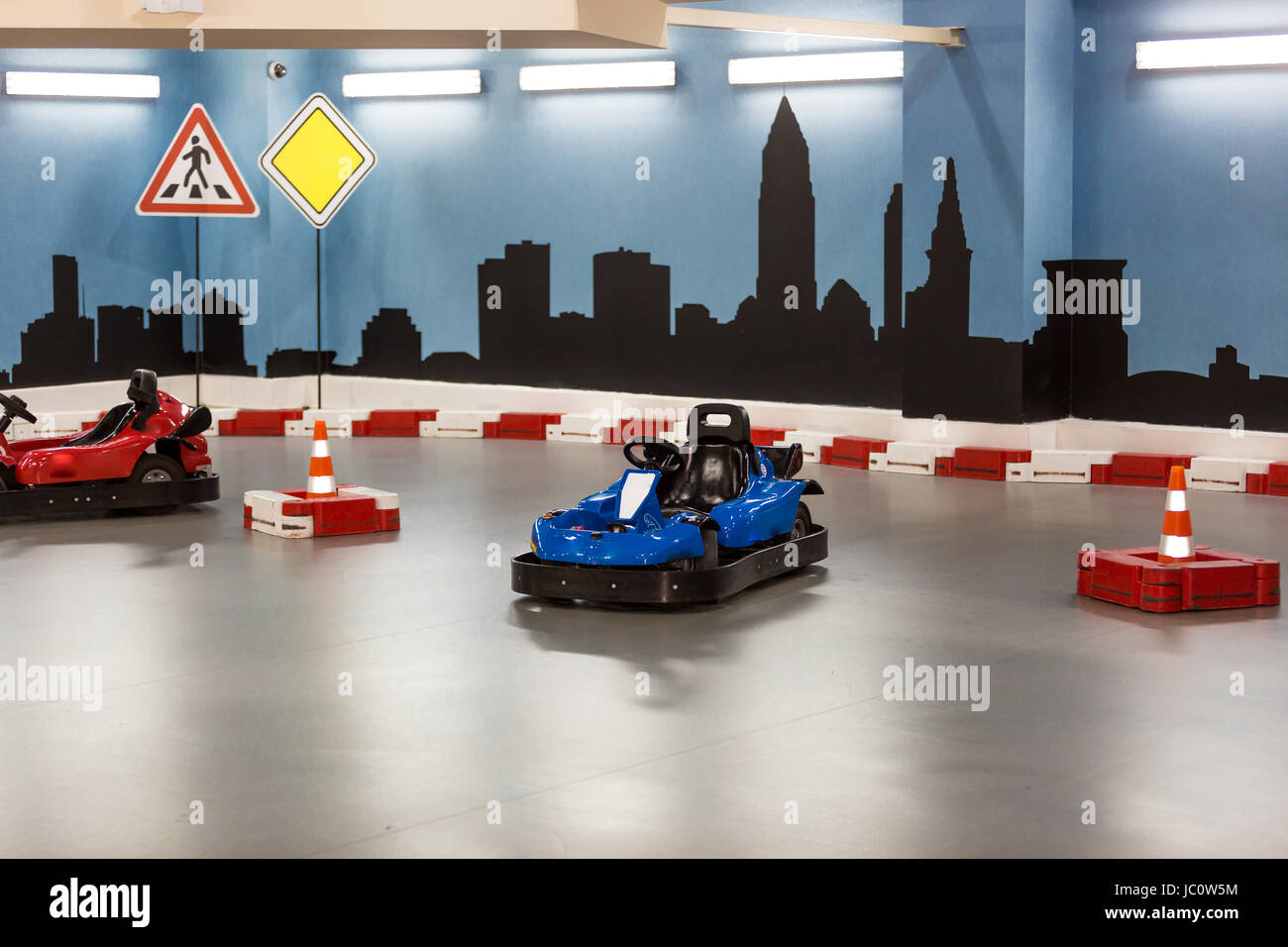 Indoor kartbahn -Fotos und -Bildmaterial in hoher Auflösung – Alamy
