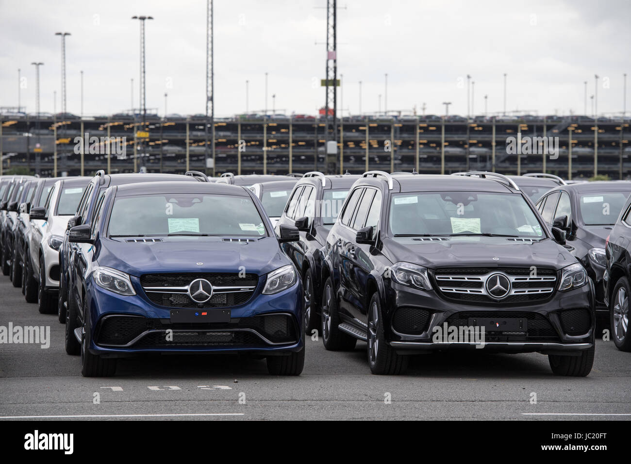 Mercedes Benz Neuwagen sind auf dem Autoterminal der BLG Logistics ...