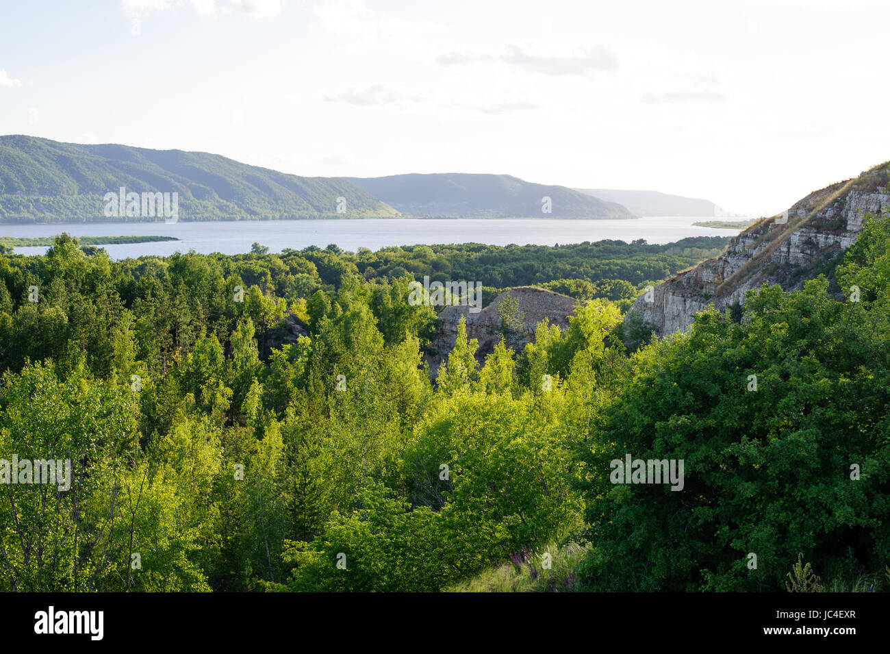 Blick auf die Wolga und Zhiguli Berge bewachsen, Samara, Russland ...