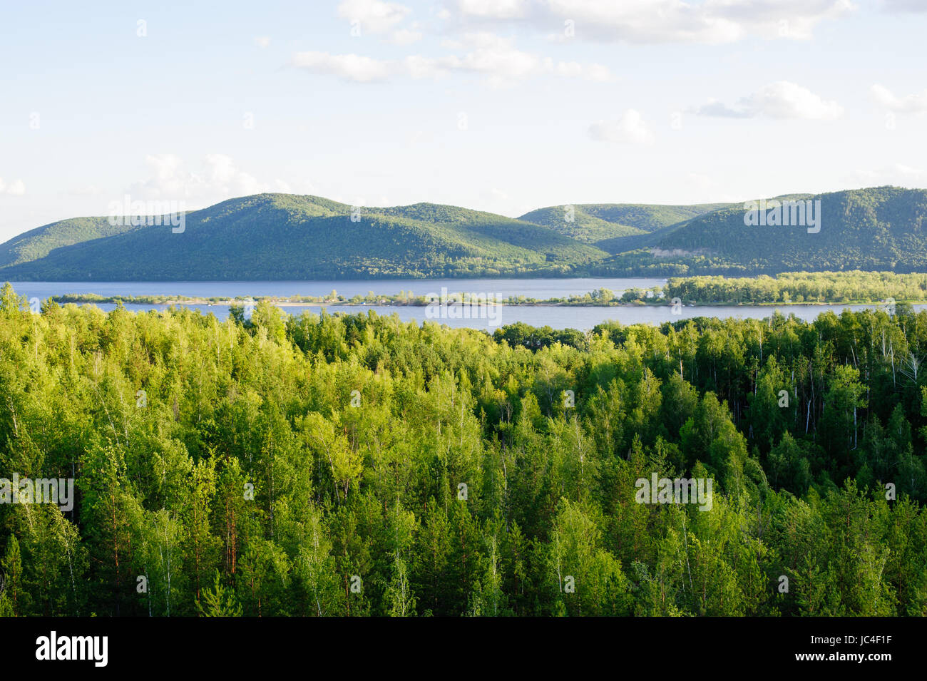 Blick Tsarev Hügel auf Wolga und Zhiguli Berge bewachsen, Samara ...