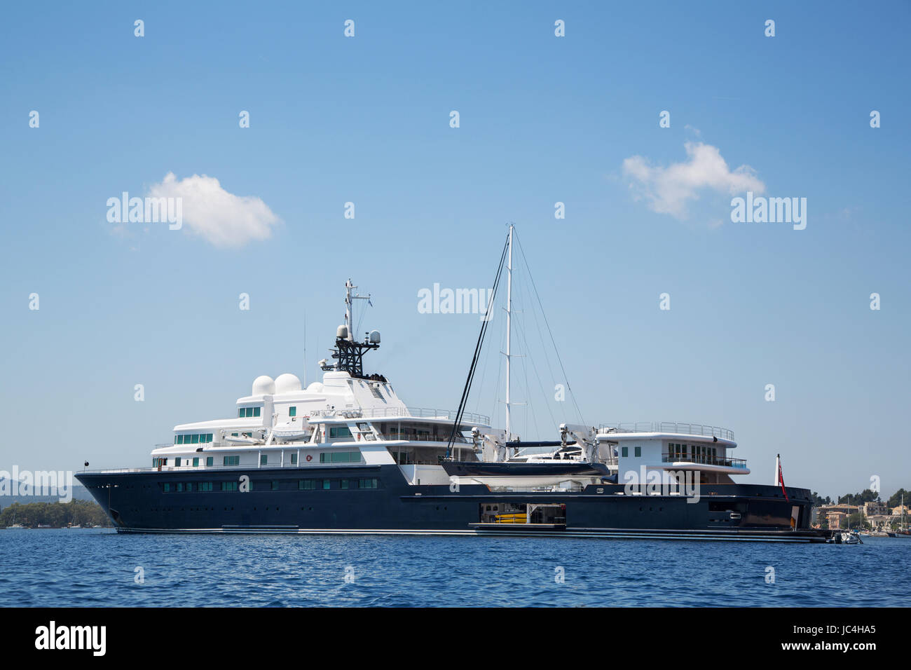 Gigantisch groß und große Luxus-yacht mit Segelboot und Helikopter ...