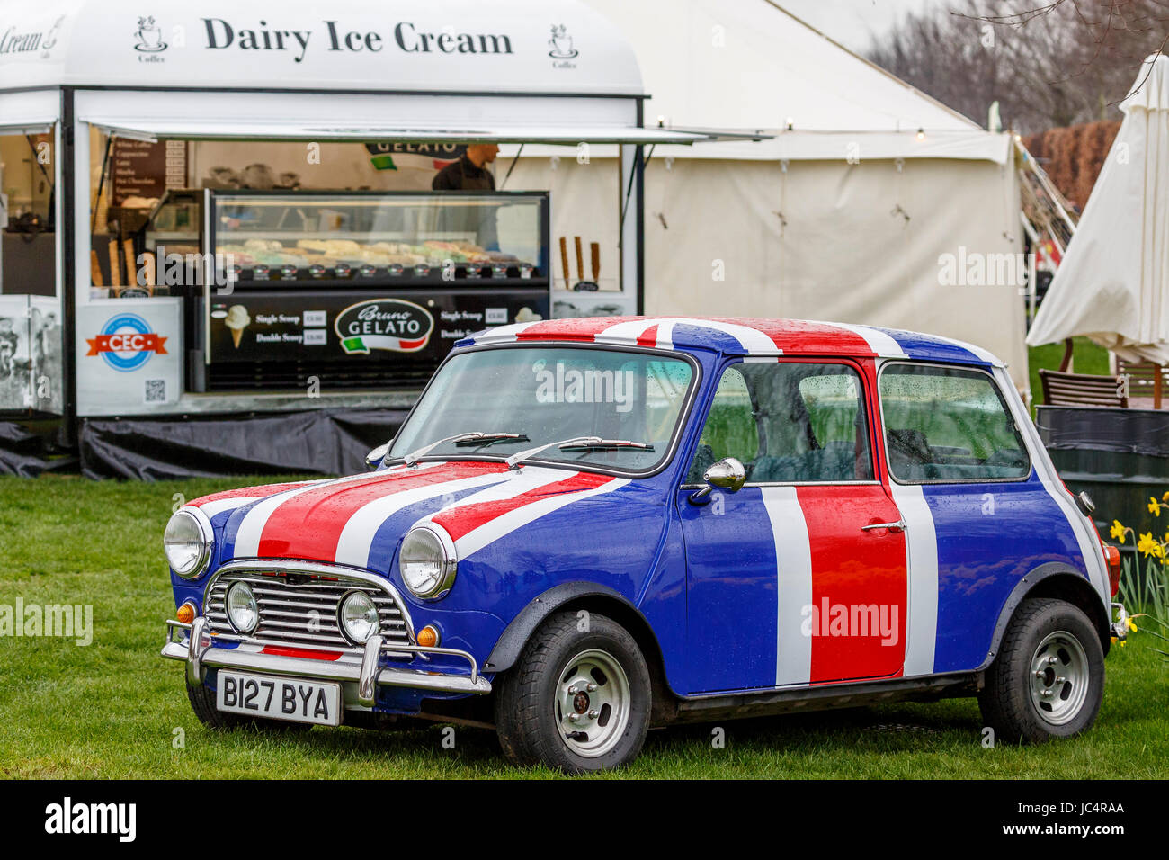 Mini union flag -Fotos und -Bildmaterial in hoher Auflösung – Alamy