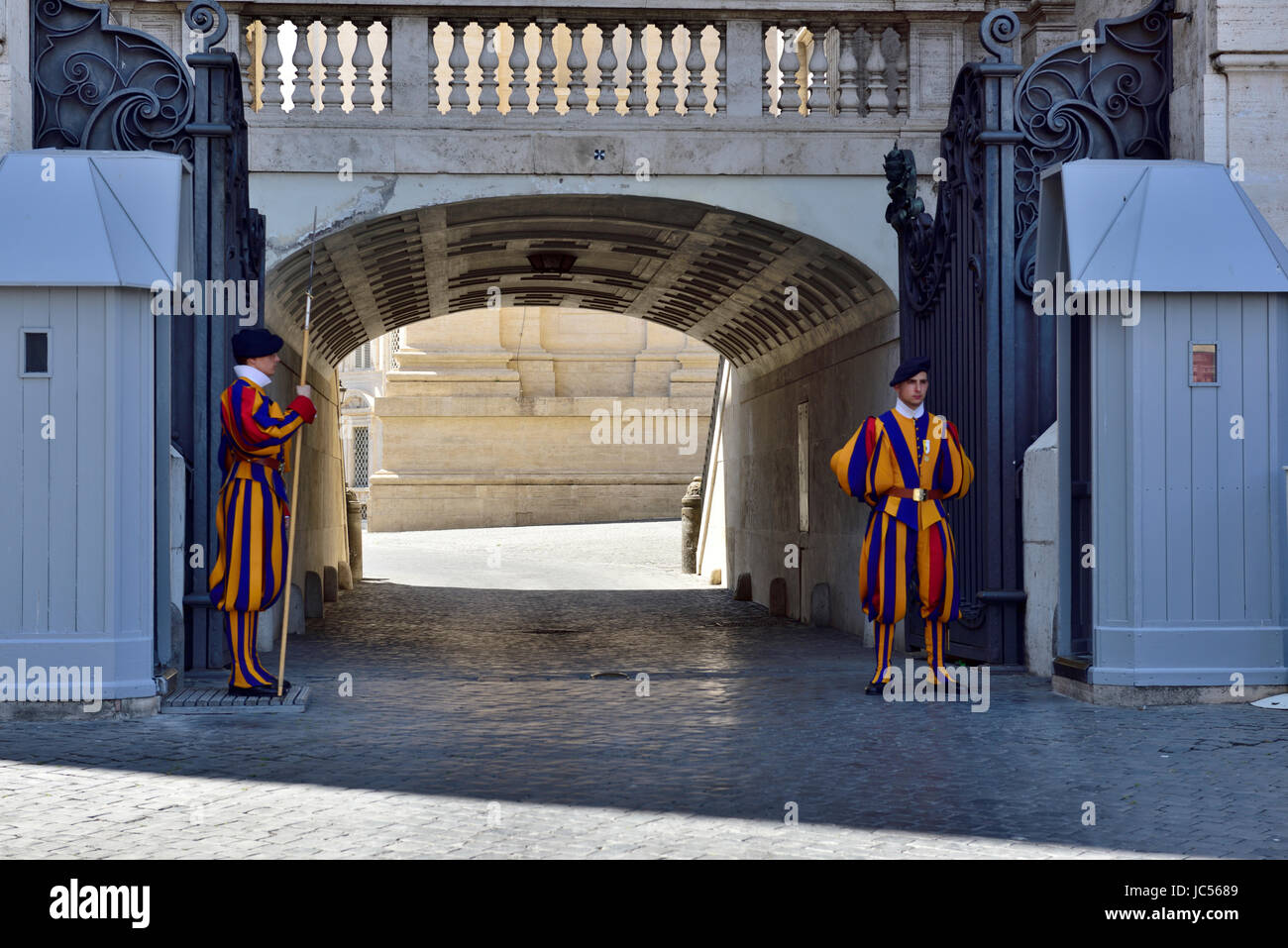 Vatican guard -Fotos und -Bildmaterial in hoher Auflösung – Alamy