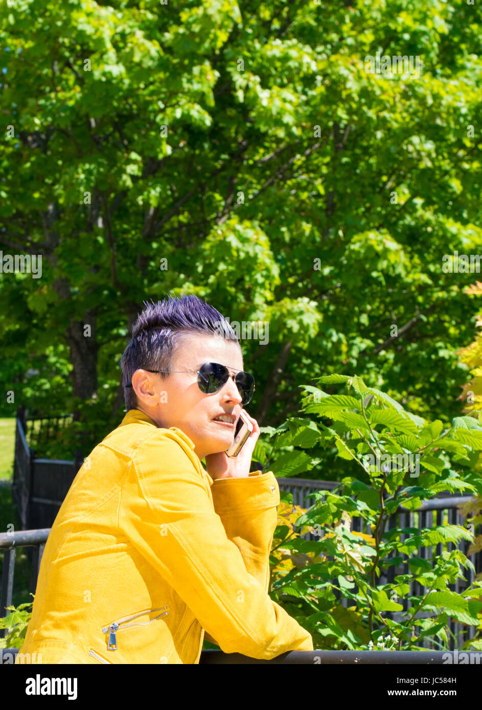 Draussen relaxen relaxen -Fotos und -Bildmaterial in hoher Auflösung ...