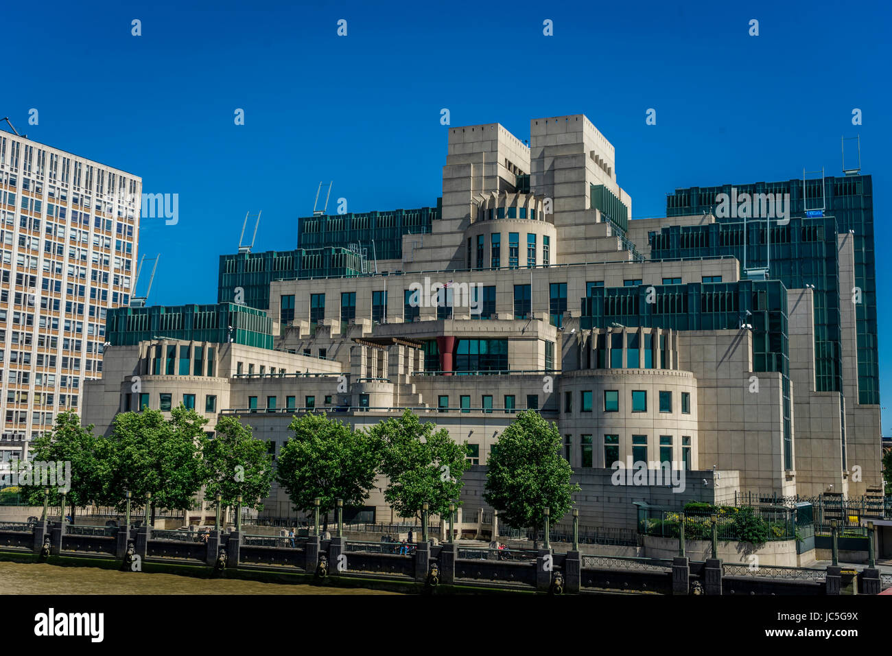 Mi6 Building London Stockfotos und -bilder Kaufen - Alamy
