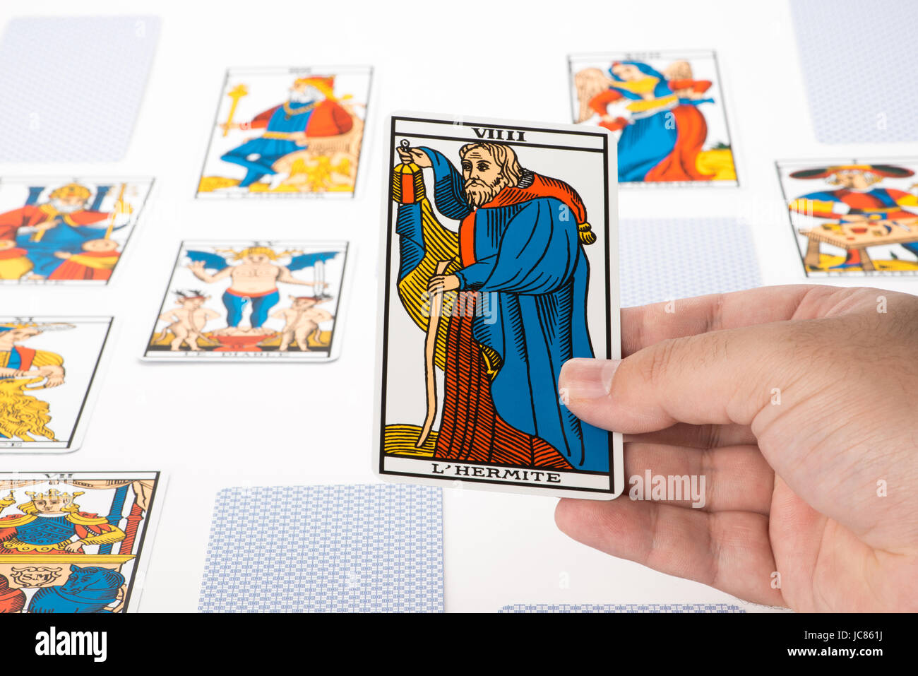 Tarot auf weißem Hintergrund zu zeichnen: der Eremit Stockfotografie ...