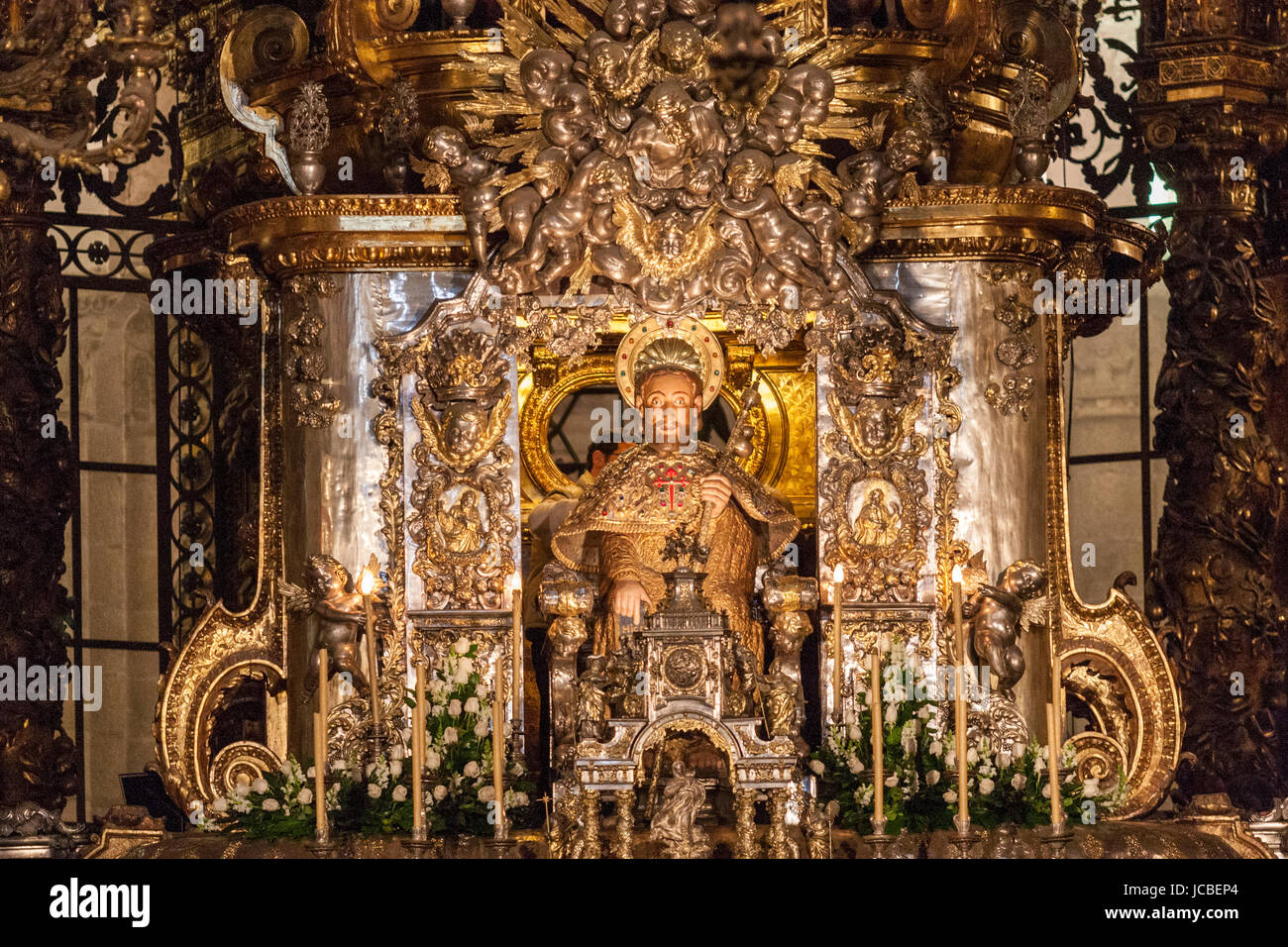 Pilger, eine Umarmung, die Statue des Heiligen Jakobus zu tun. Catedral ... Pilger, eine Umarmung, die Statue des Heiligen Jakobus zu tun. Catedral ...