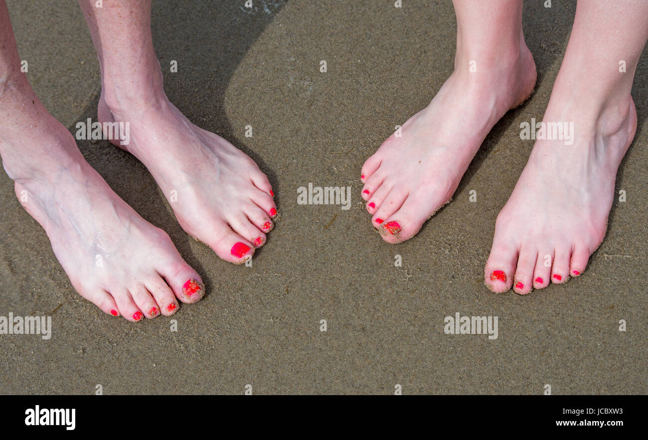 Weibliche barfuß am Strand von Outer Banks North Carolina ...
