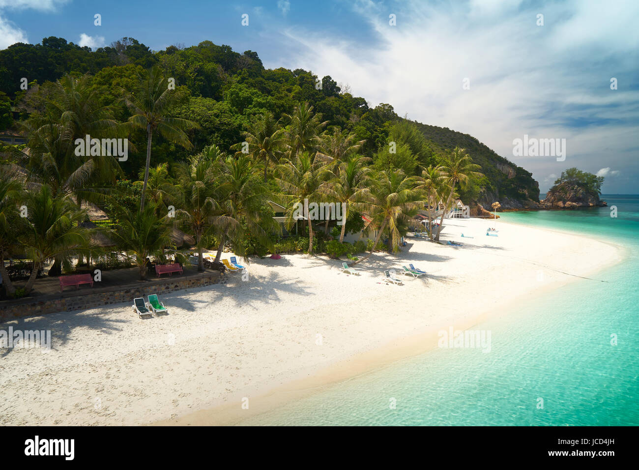 Schöner Strand Luftbild auf einer Insel Rawa. Weißen Sandstrand von ...