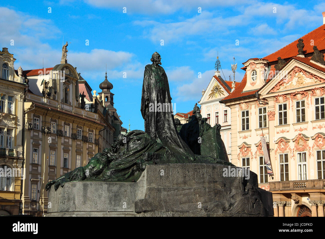 Jan-Hus-Denkmal (von Ladislav Saloun) im Altstädter Ring in Prag ...