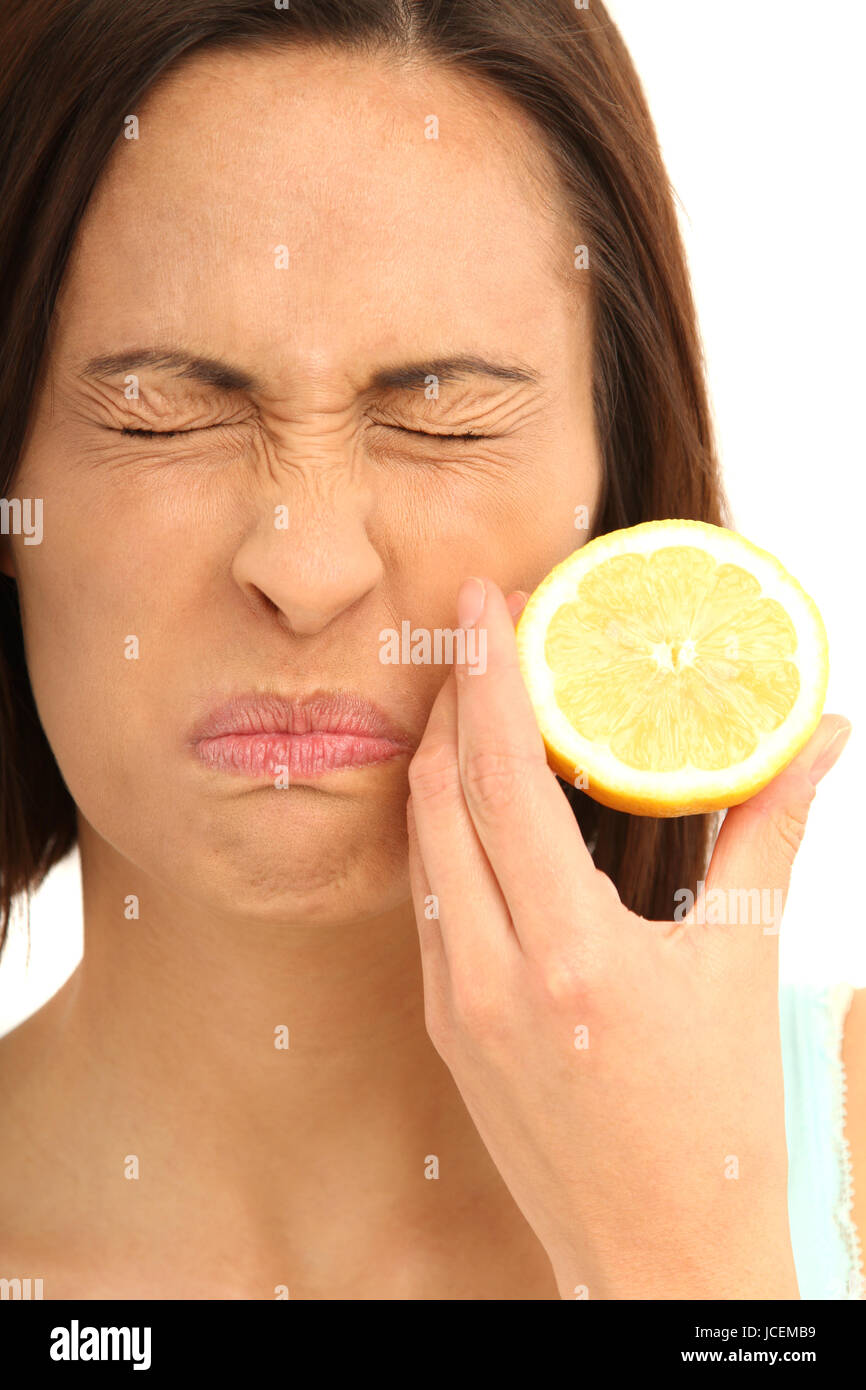 Frau in Zitrone beißen Stockfotografie - Alamy
