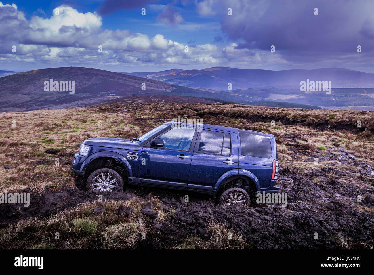 Auto Steckt Im Schlamm Stockfotos & Auto Steckt Im Schlamm Bilder - Alamy