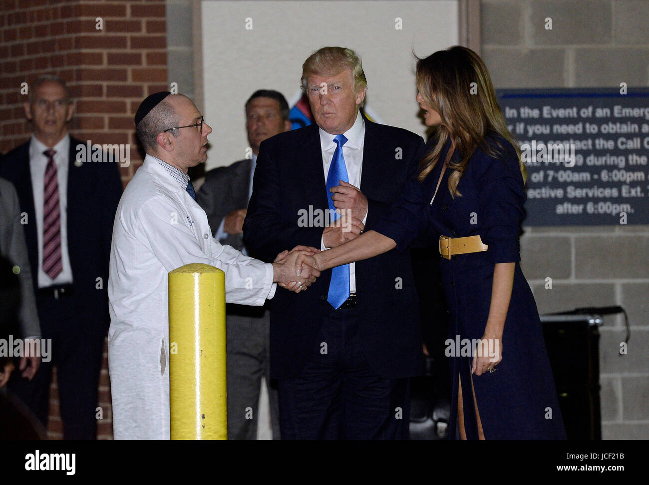 US-Präsident Donald J. Trump und First Lady Melania Trump shake Hands ...