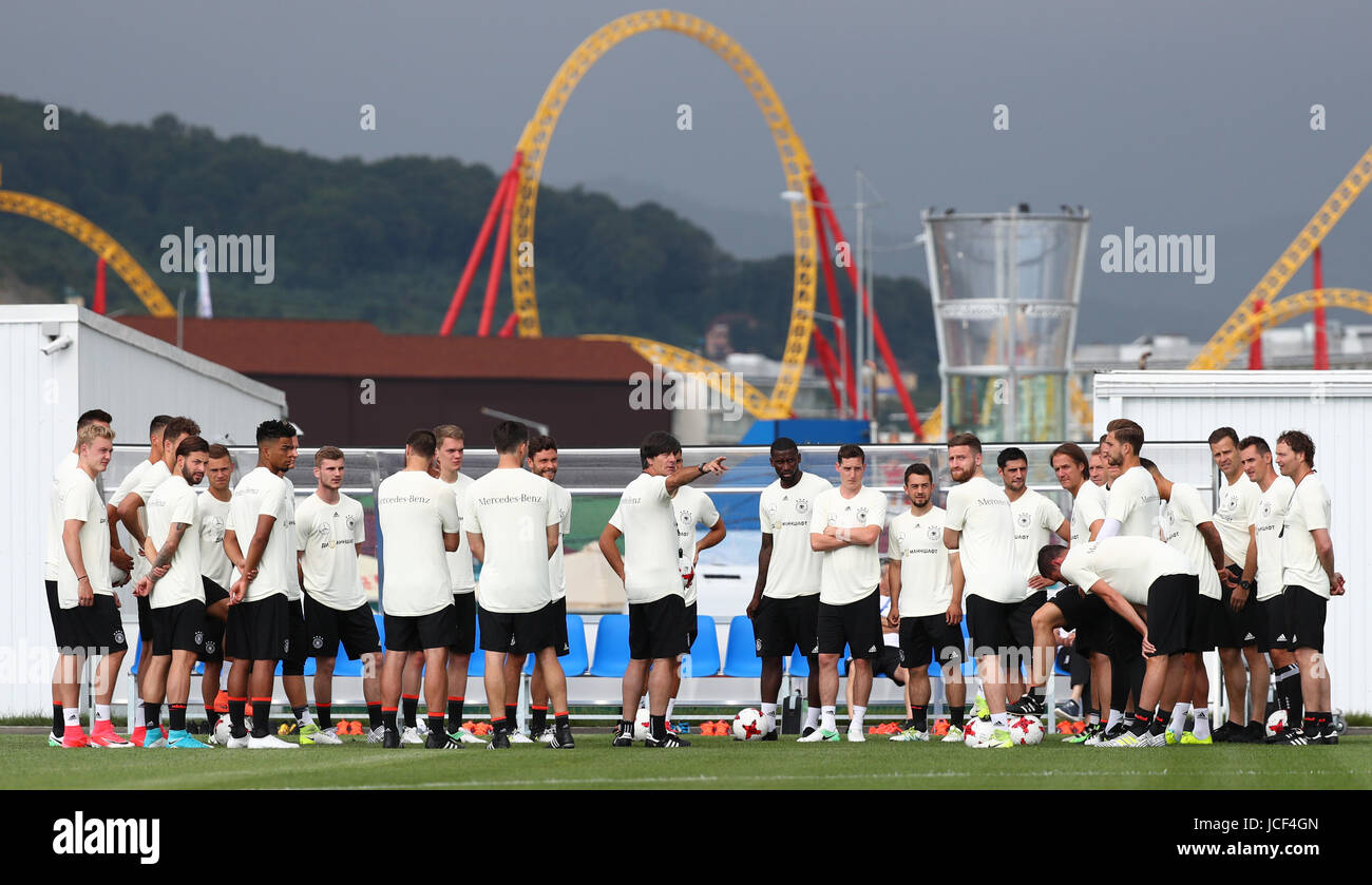 Deutsche Trainer Joachim Loew spricht den Spielern während des ...
