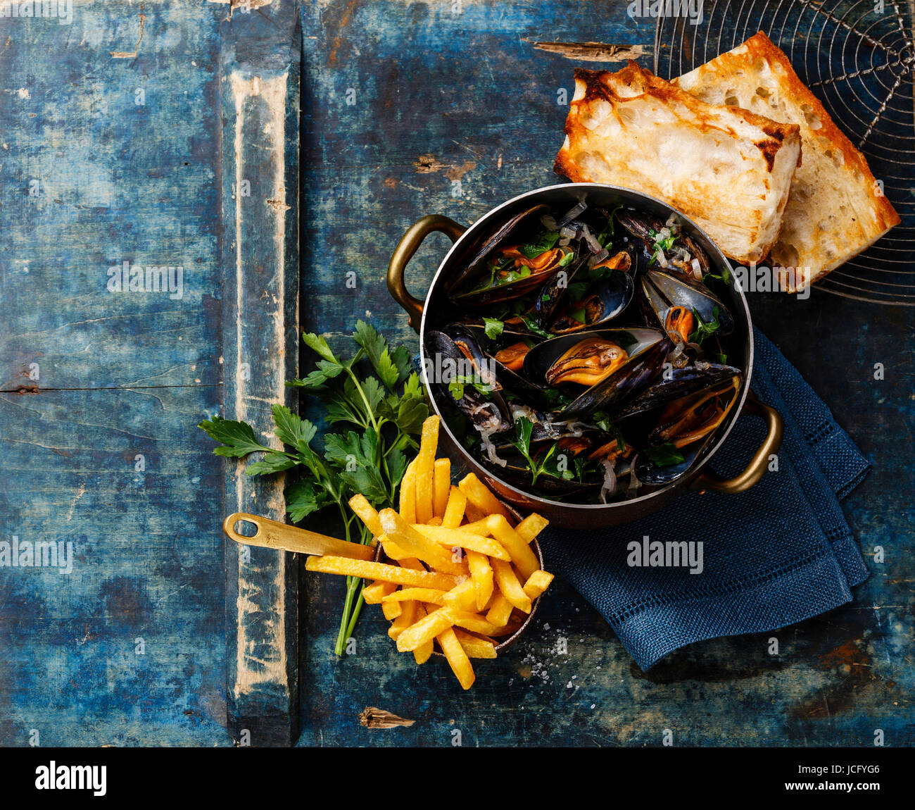 Blaue muscheln und pommes frites -Fotos und -Bildmaterial in hoher ...