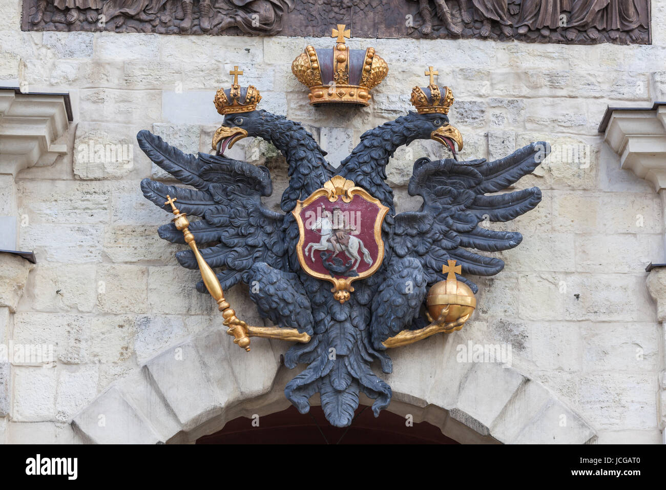 Das Wappen des Russischen Reichs über die Petrovsky Gates des Petrus ...