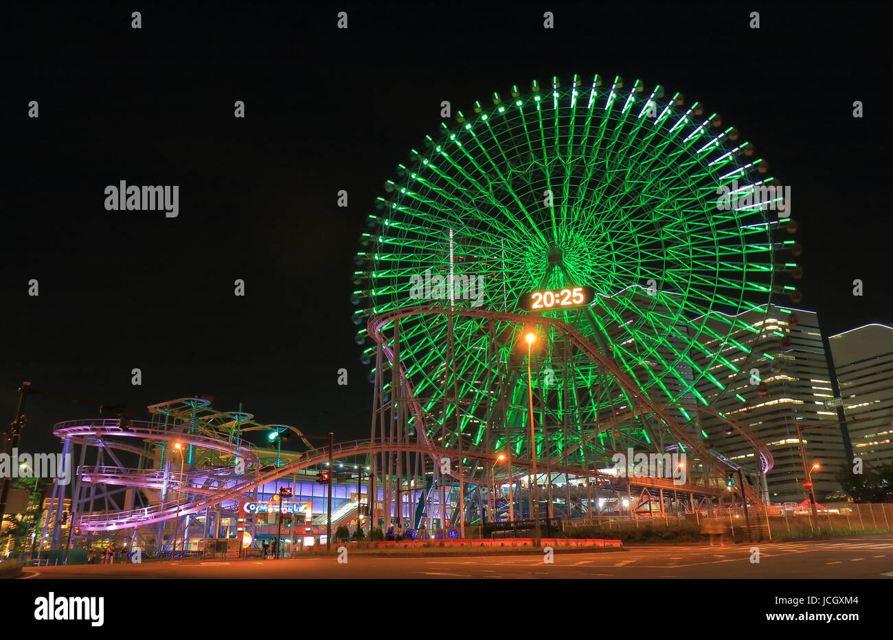 Menschen besuchen Cosmo World in Yokohama, Japan. Cosmo World ist ein ...