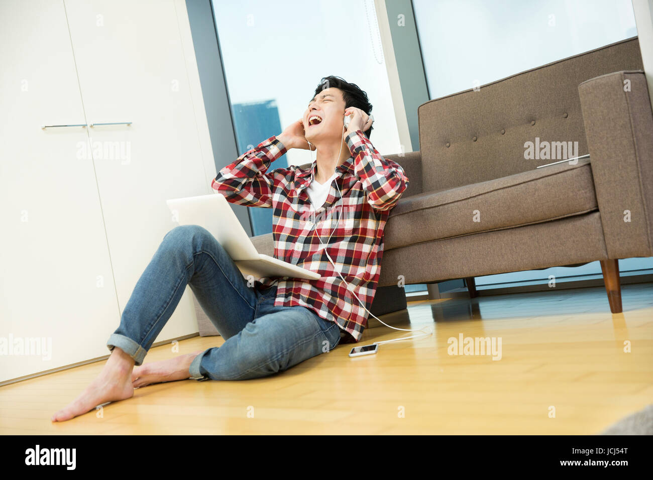 Junge männer singen -Fotos und -Bildmaterial in hoher Auflösung – Alamy