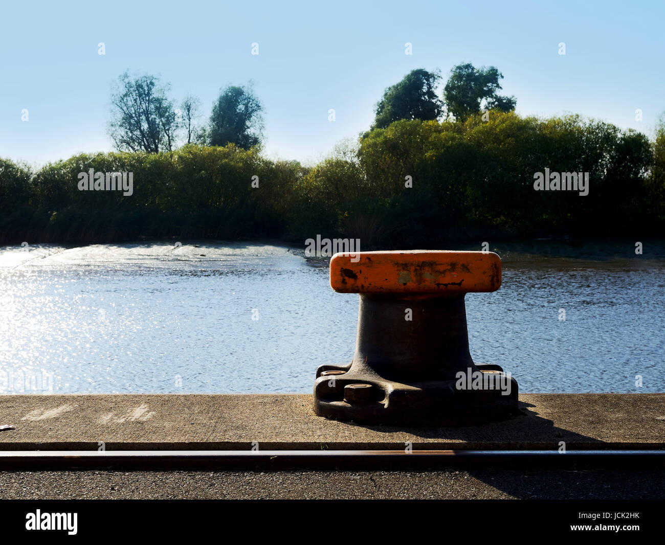 Poller auf der Kaimauer Stockfotografie - Alamy