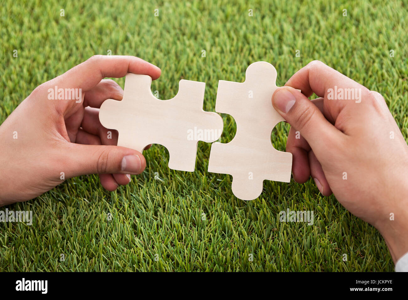 Two Men Holding Puzzle Pieces Stockfotos und -bilder Kaufen - Alamy