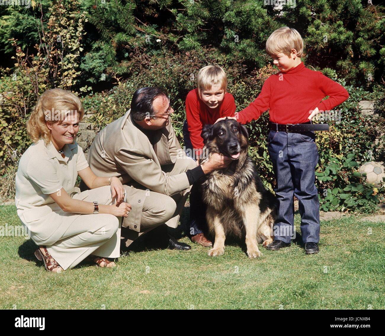 Ministerpräsident von Rheinland-Pfalz Helmut Kohl, seine Frau Hannelore ...