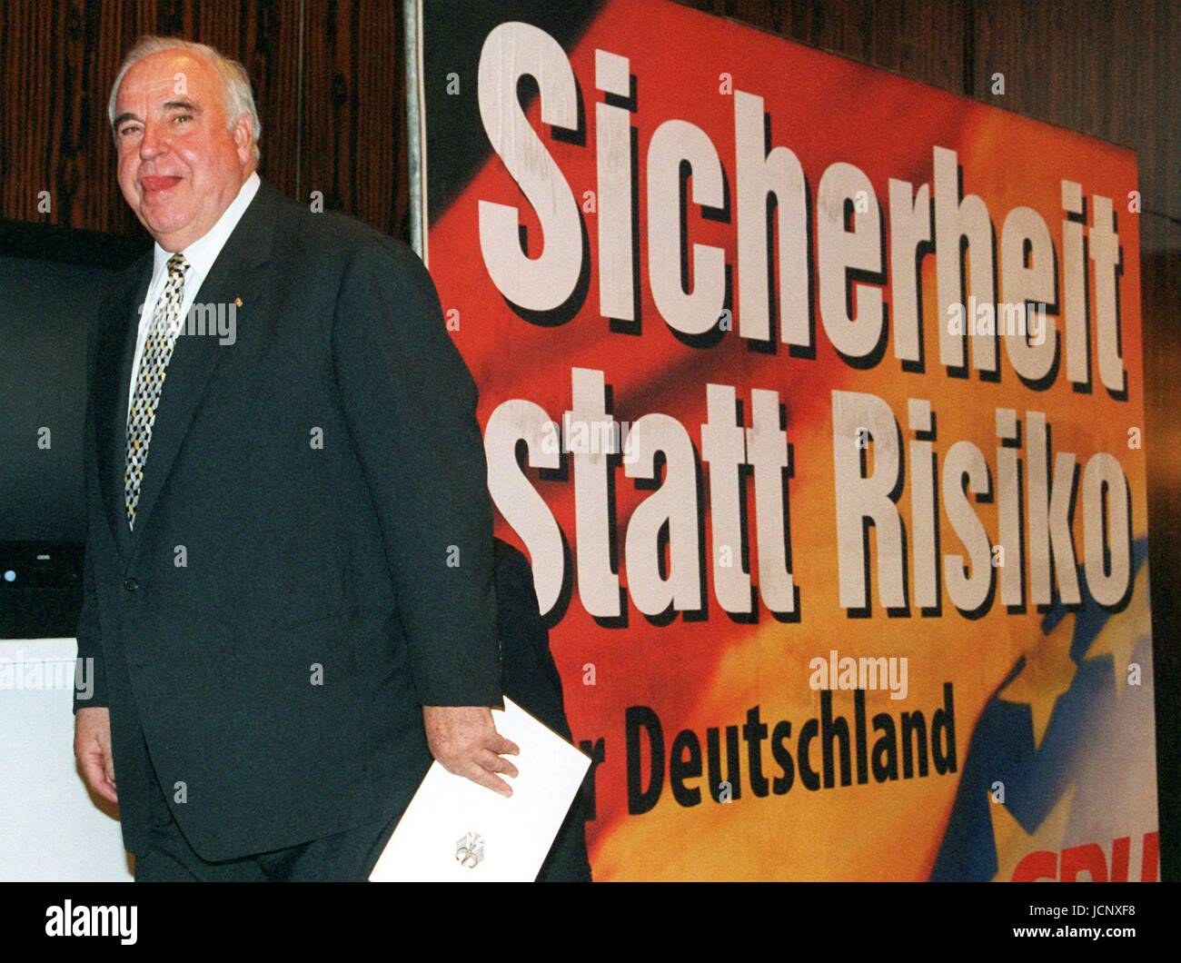 Bundeskanzler Helmut Kohl präsentiert das Konzept für den CDU-Wahlkampf ...