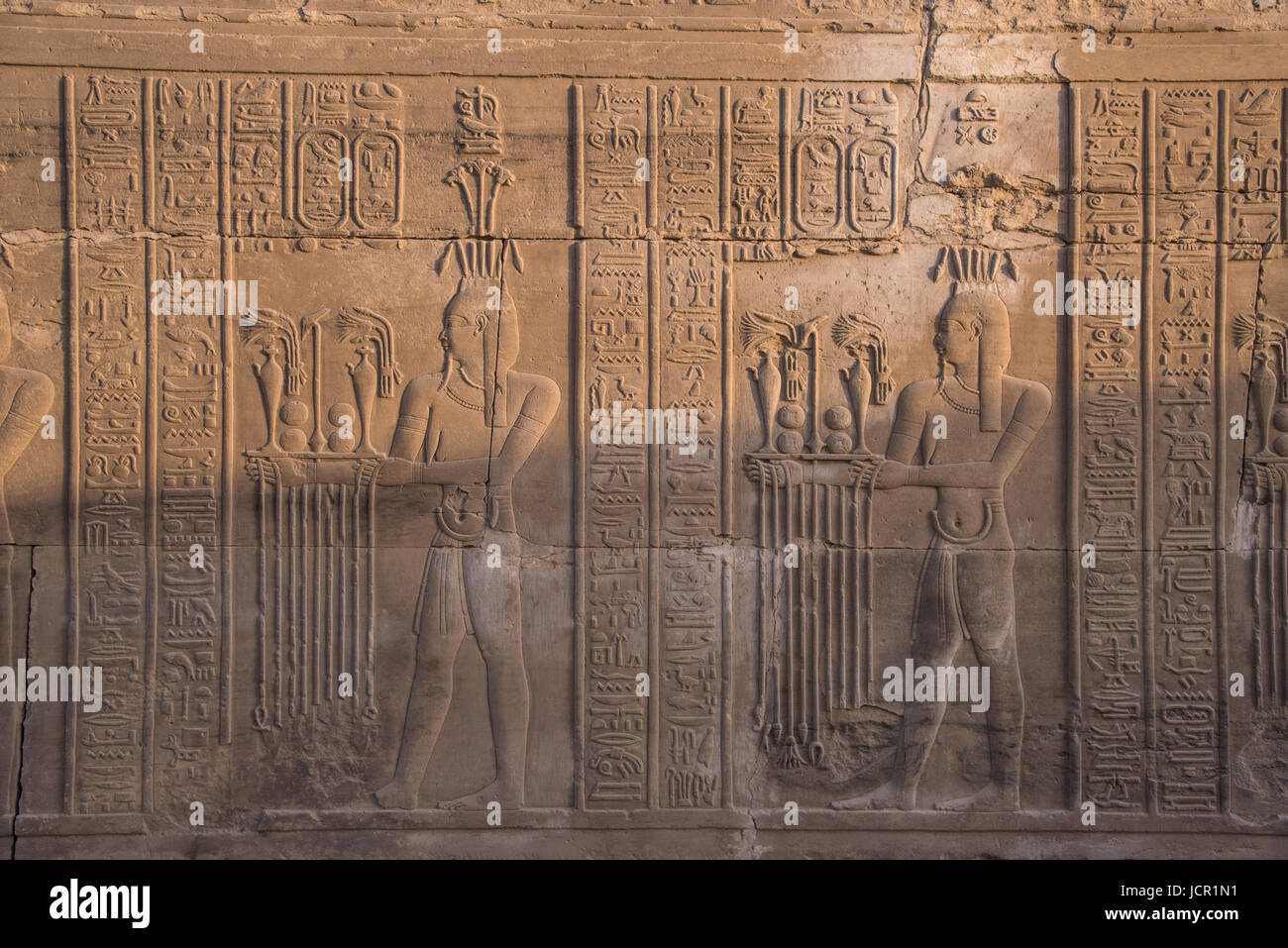 Geschnitzte Innenwand der Tempel von Kom Ombo, ist ein ungewöhnliches ...