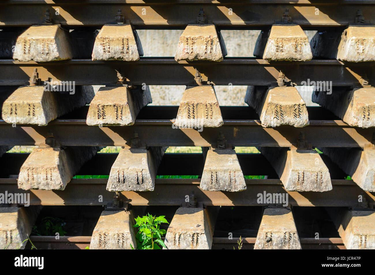 Die Schienen und Schwellen sind gestapelt. Lagerung von Eisenbahn ...