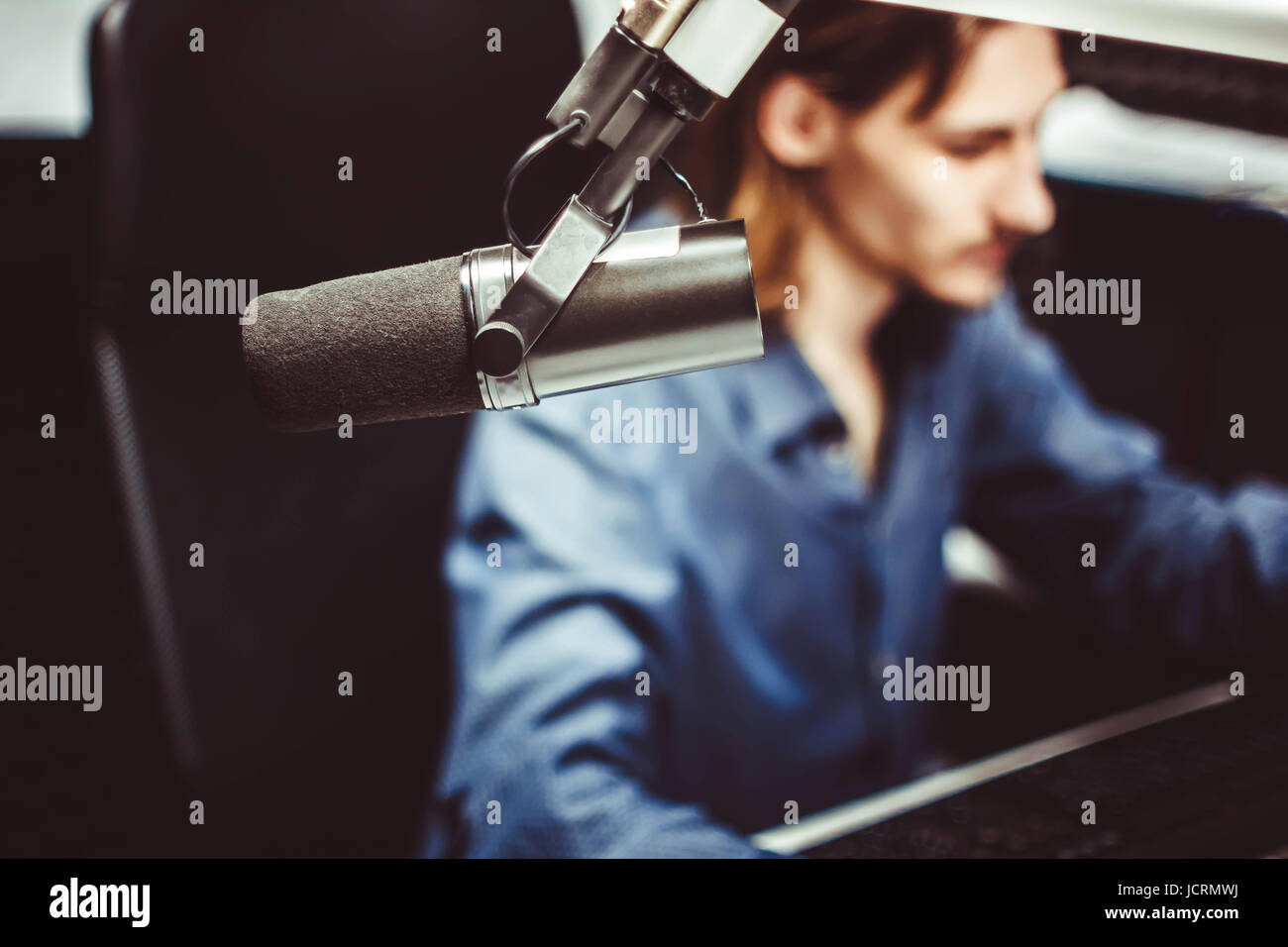 Mikrofon im Radiostudio und Moderatorin auf Hintergrund Stockfotografie ...