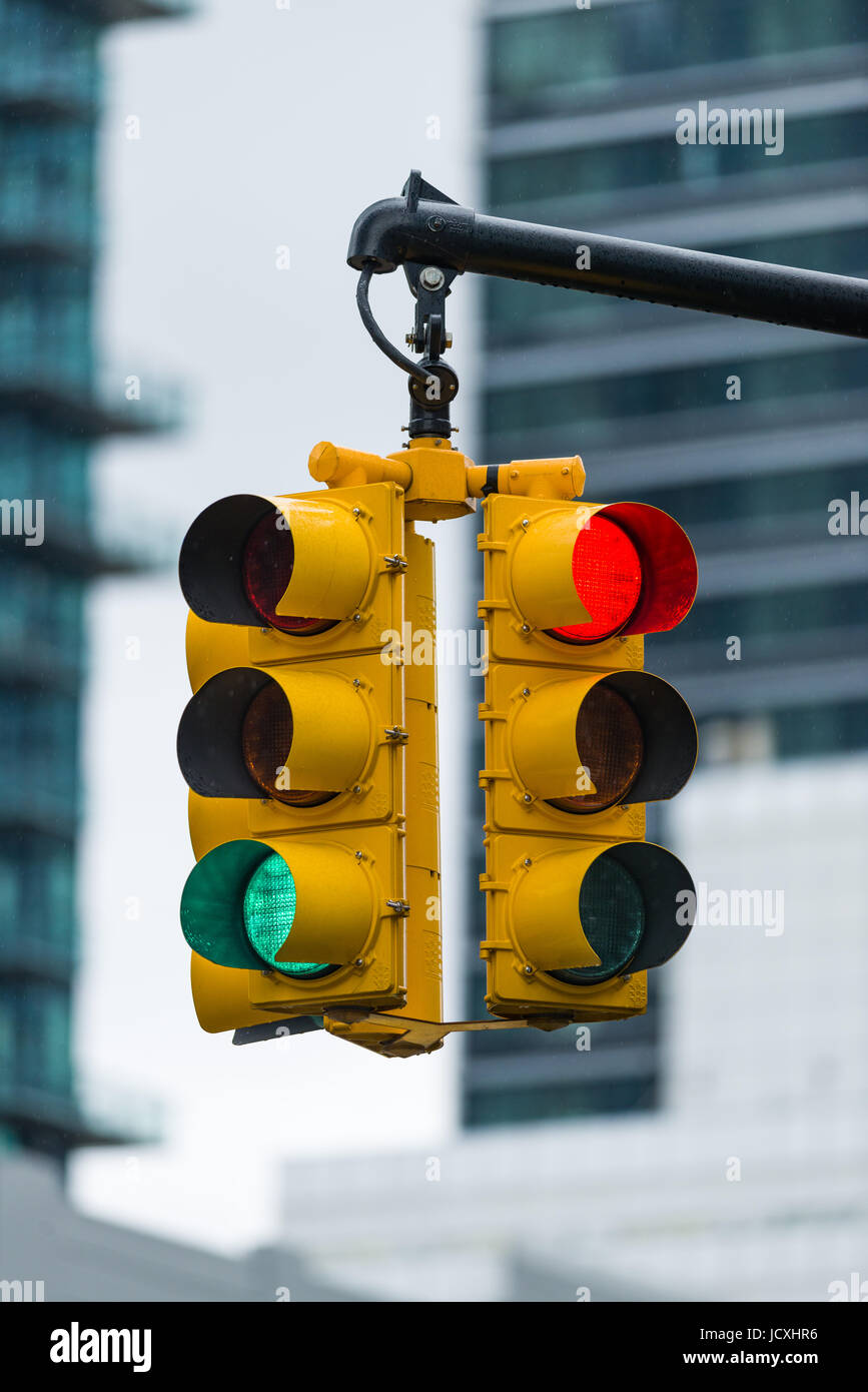 Stop and go lights -Fotos und -Bildmaterial in hoher Auflösung – Alamy