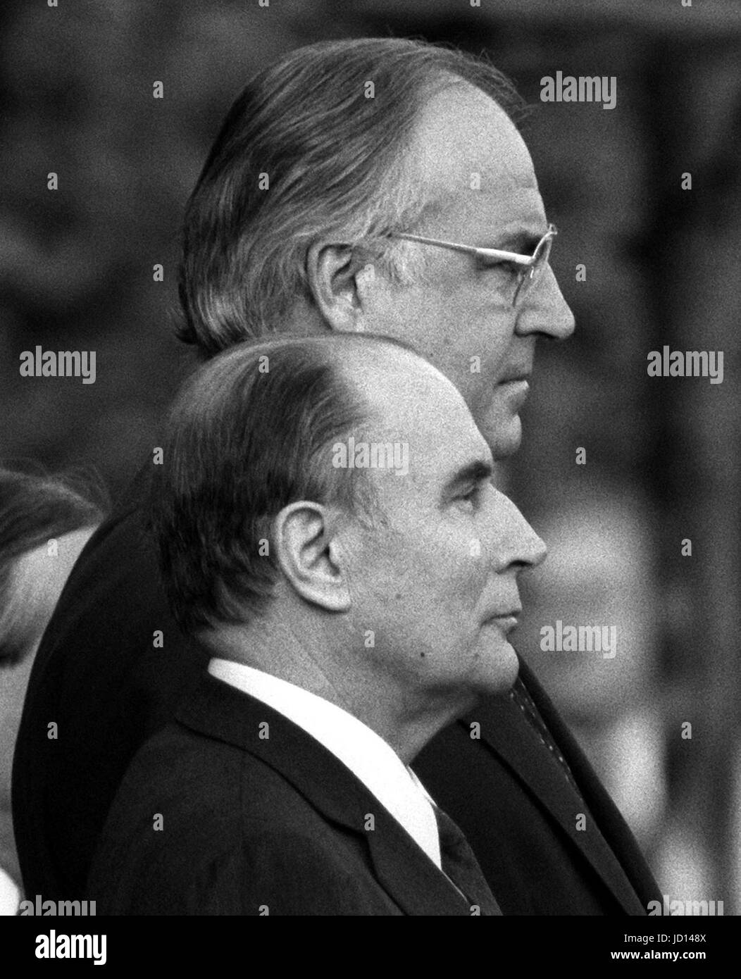 Dpatop - Archiv - deutsche Bundeskanzler Helmut Kohl (hinten) und der ...