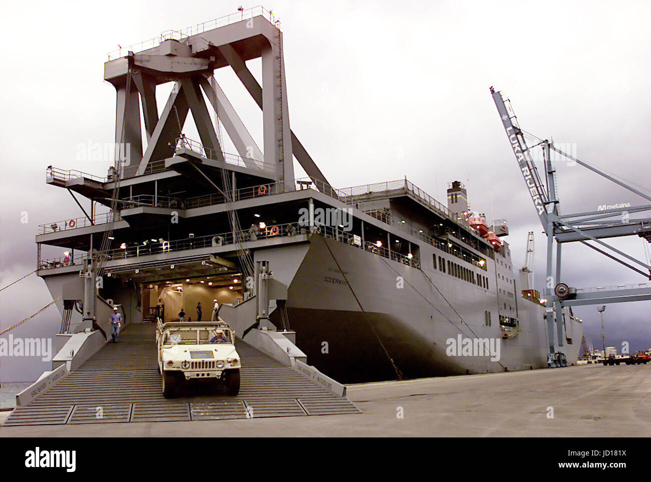 Ein US-Armee Humvee ist das erste Fahrzeug, das Military Sealift ...