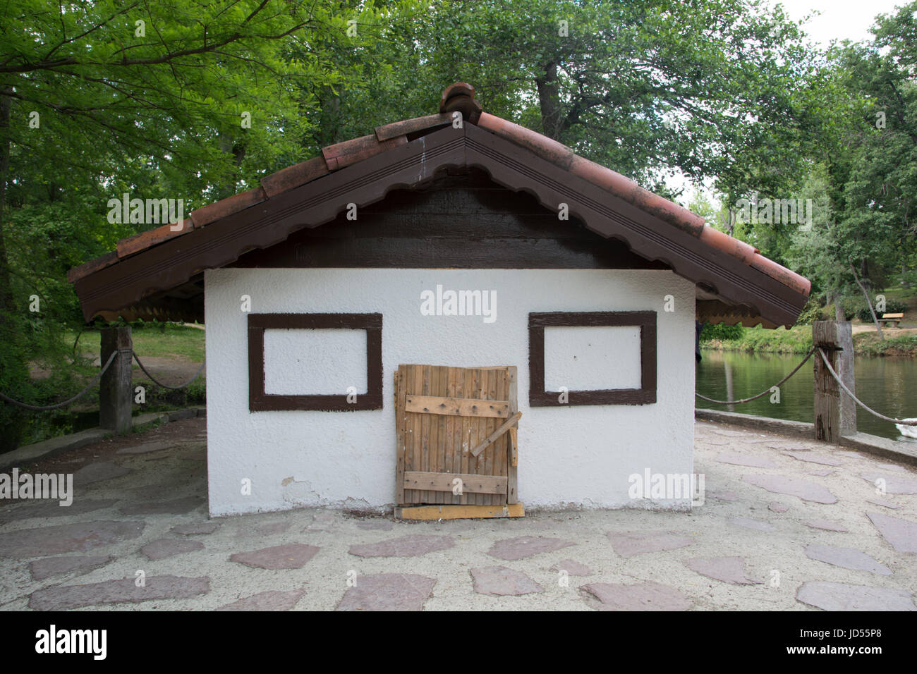 Dach einer baracke -Fotos und -Bildmaterial in hoher Auflösung – Alamy