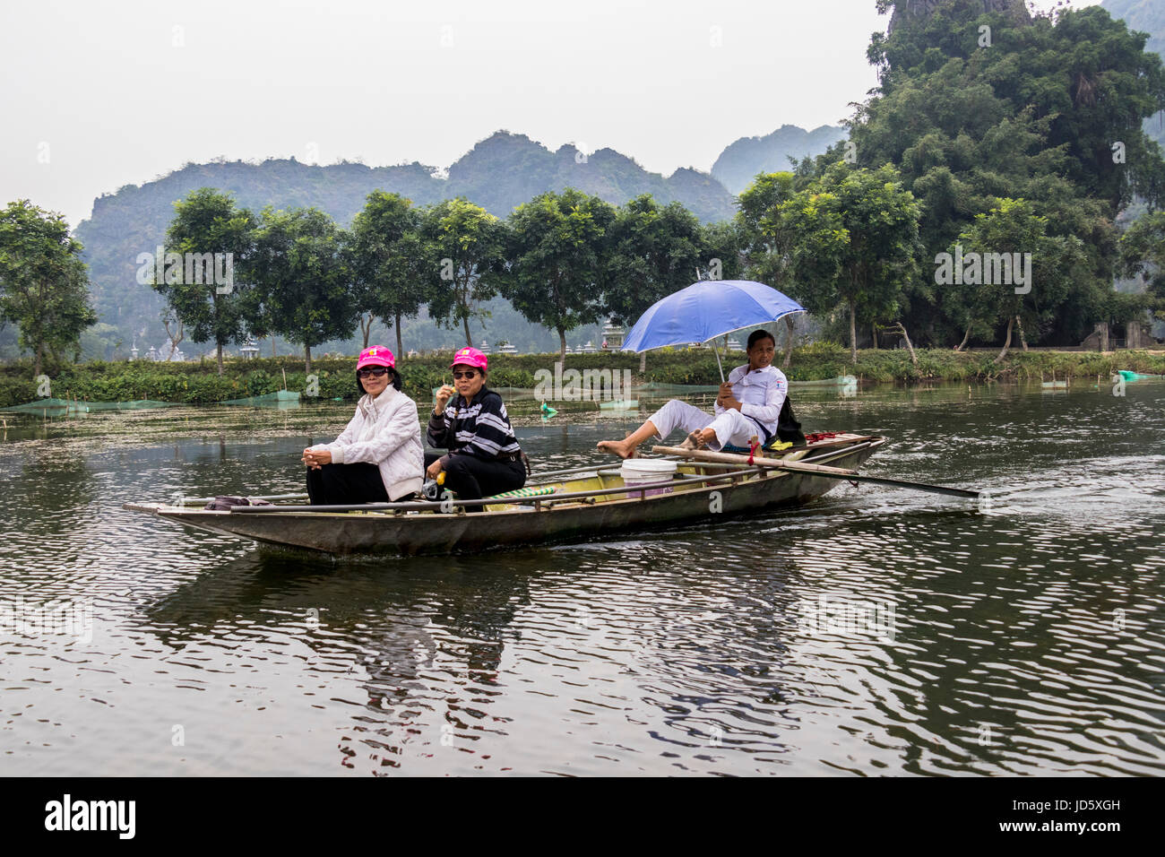 Ruderboot-Reise für Touristen auf Boi River Tam Coc Vietnam. Die ...