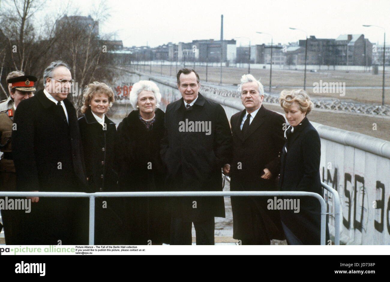 Archiv - L-r: der deutsche Bundeskanzler Helmut Kohl, seine Frau ...
