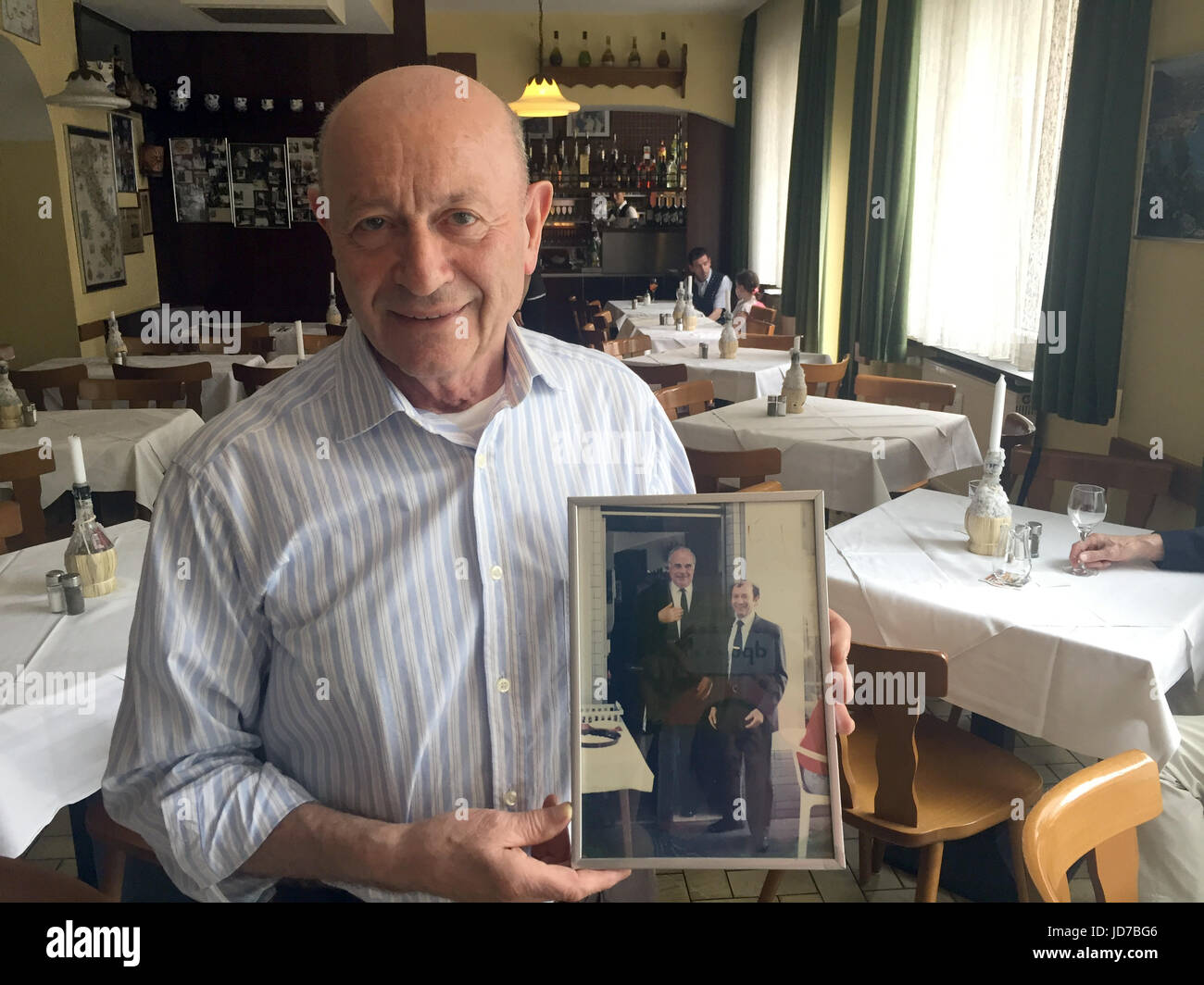 Mainz, Deutschland. 17. Juni 2017. Inkeep Bruno Bellini hält ein Bild ...