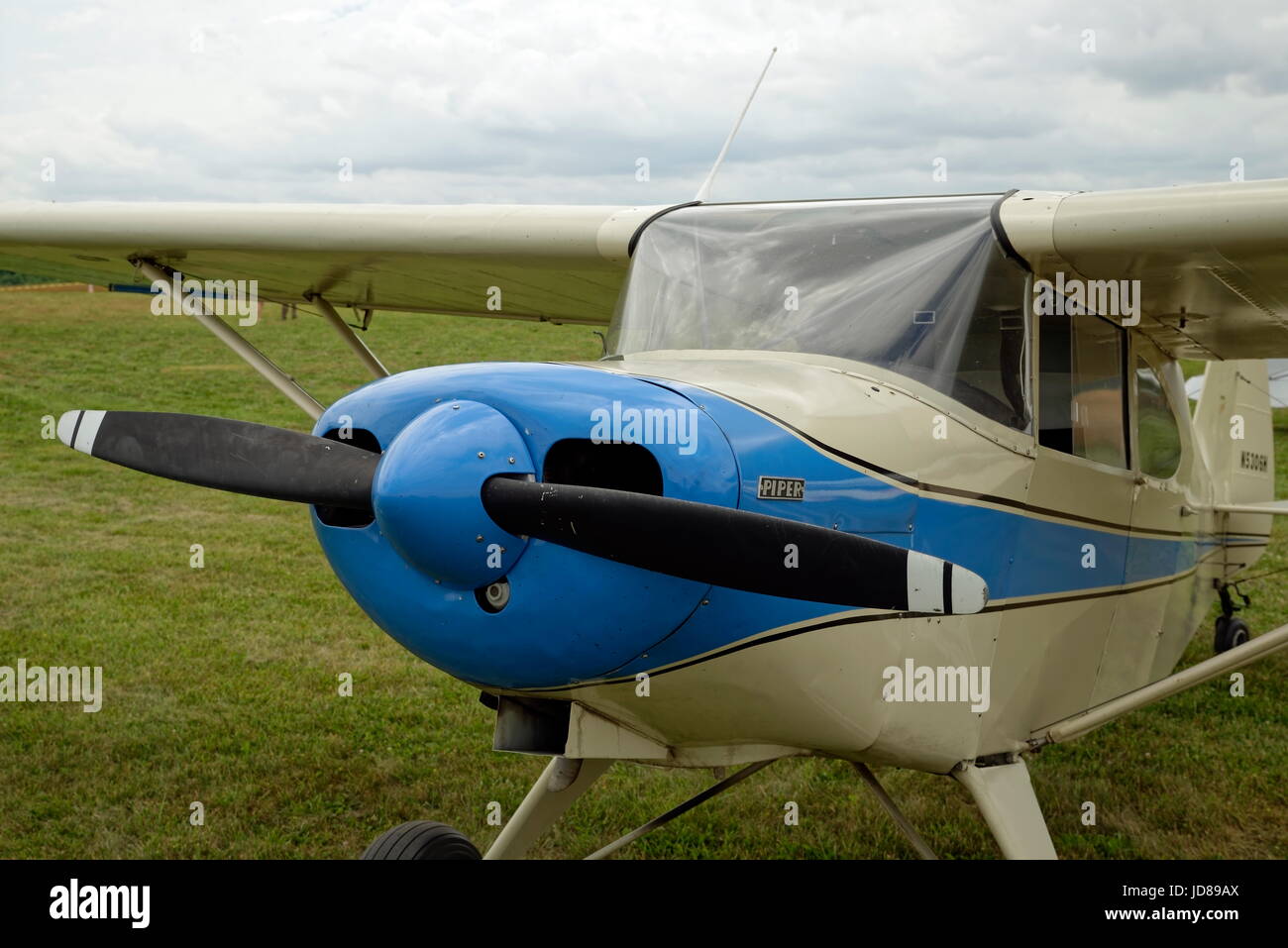Piper flugzeug vintage -Fotos und -Bildmaterial in hoher Auflösung – Alamy