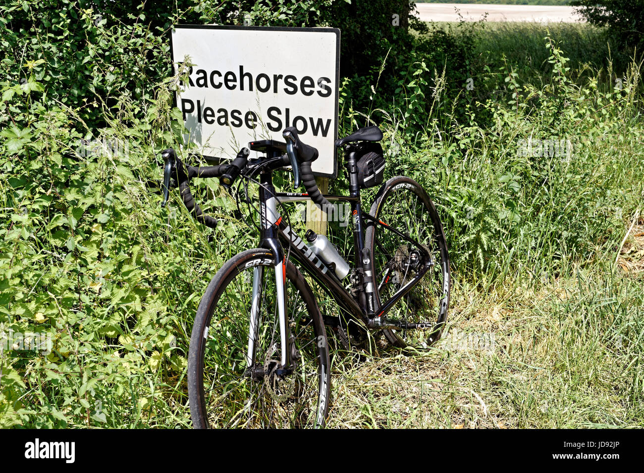 Radfahren warnzeichen langsam -Fotos und -Bildmaterial in hoher ...