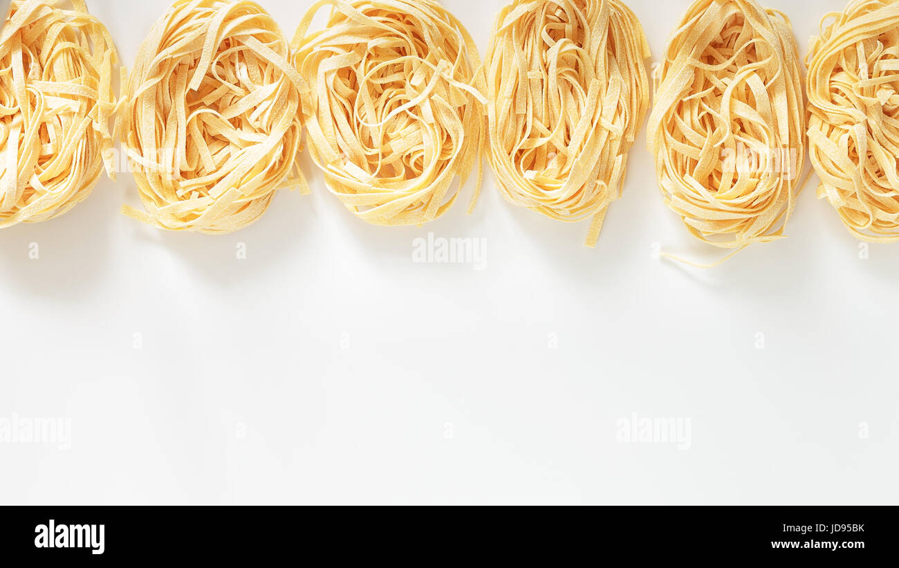 Fettuccine nest pasta -Fotos und -Bildmaterial in hoher Auflösung – Alamy