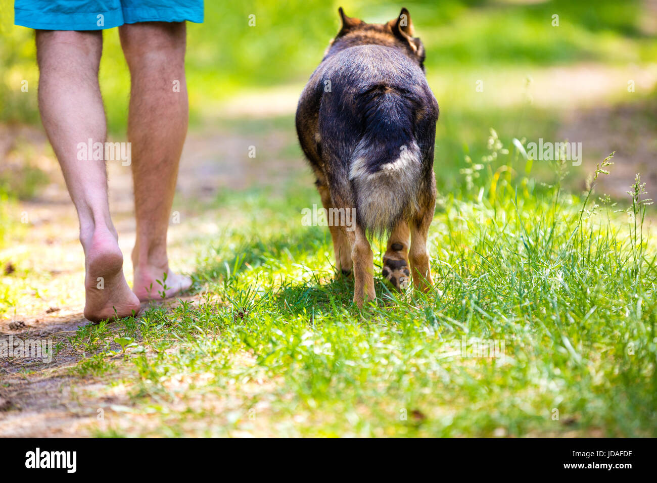 Barfuß auf der straße -Fotos und -Bildmaterial in hoher Auflösung – Alamy