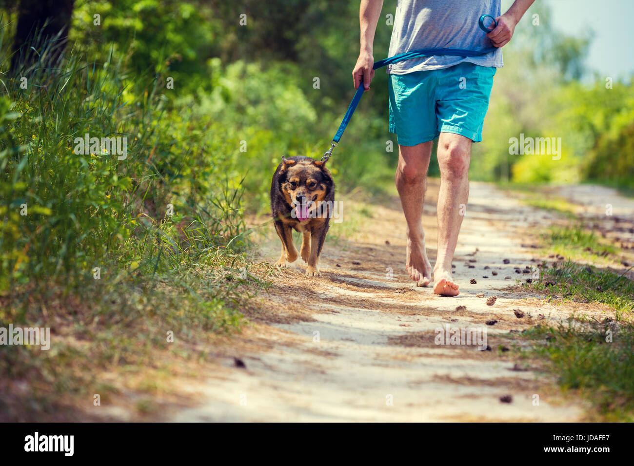 Barfuß auf der straße -Fotos und -Bildmaterial in hoher Auflösung – Alamy