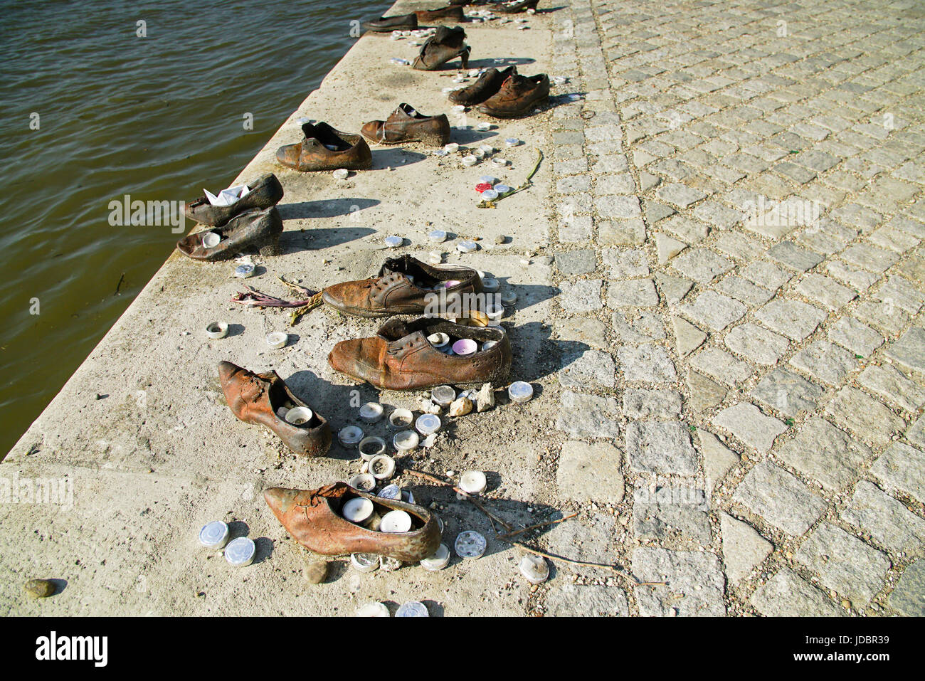 Schuhe auf der Donau-Promenade von Gyula Pauer und können Togay ...
