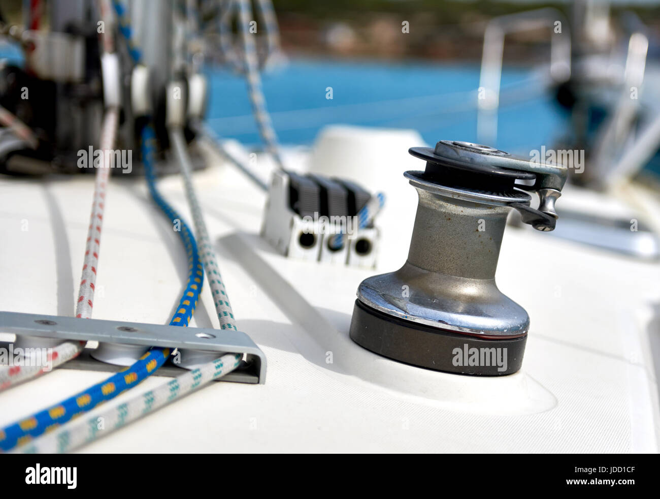 Winde mit Seil auf Segelboot Stockfotografie - Alamy