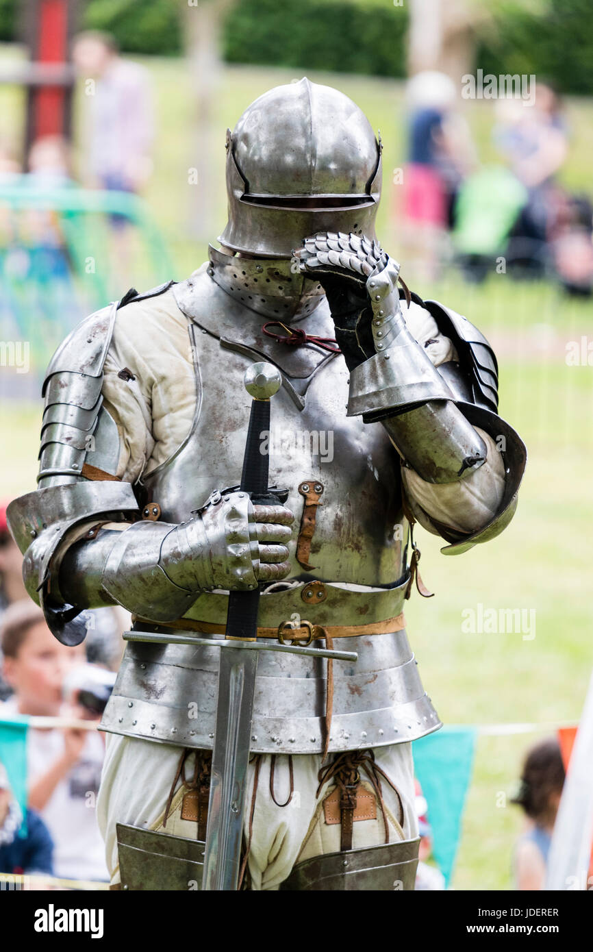 Mittelalterliche Re-enactment Veranstaltung. Ritter in voller Rüstung ...