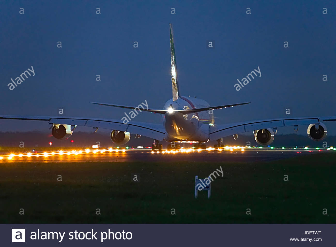 Airport Runway Lights Night Stockfotos & Airport Runway Lights Night ...