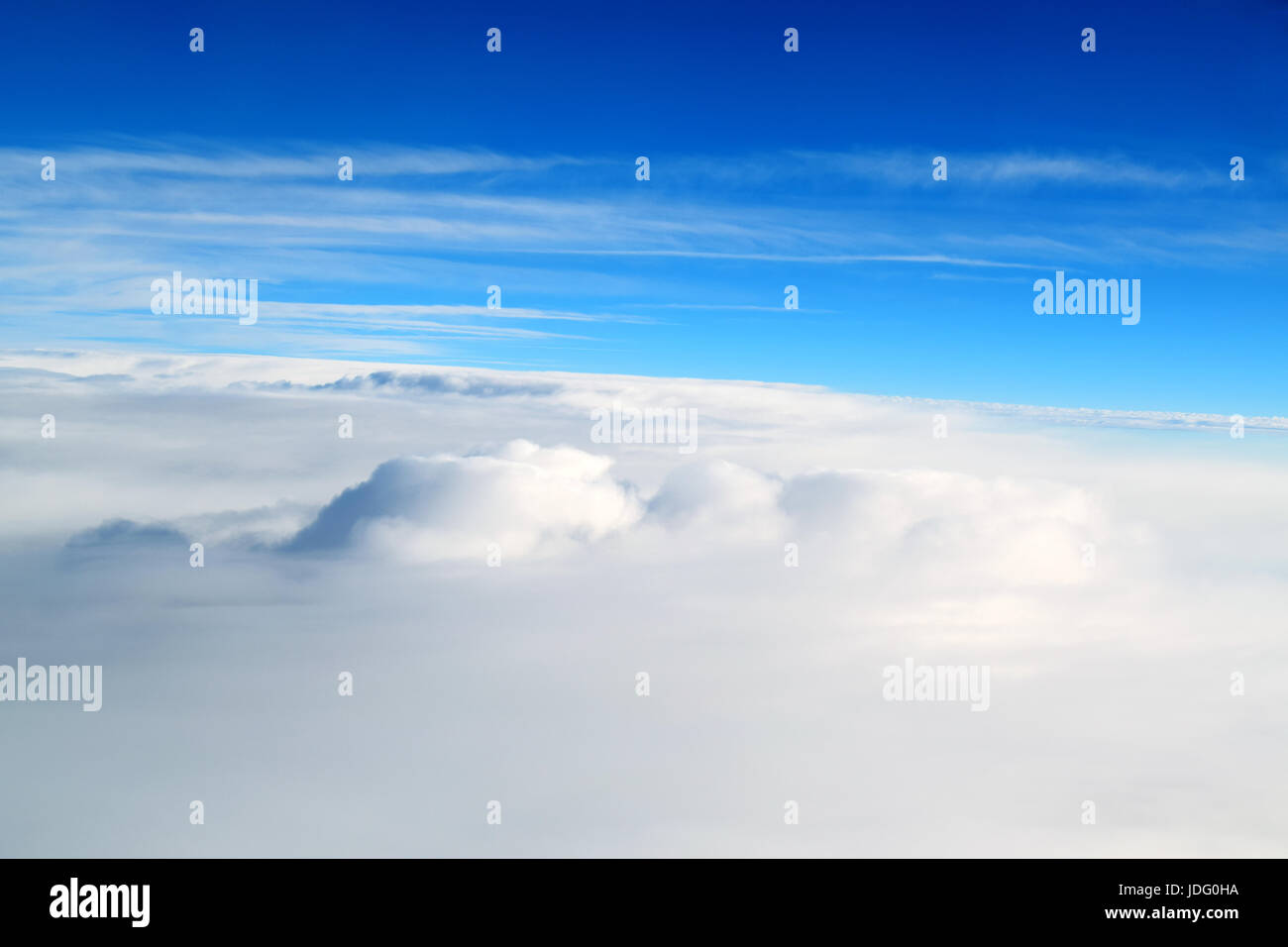 Bild eines Himmels mit den Spitzen einer großen Wolke Masse ähnlich ...